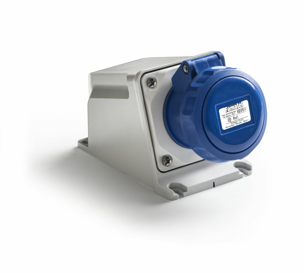 TOMACORRIENTE INDUSTRIAL SOBREPUESTO 2P+T 32A 220V 6H IP67 | Ingelcom